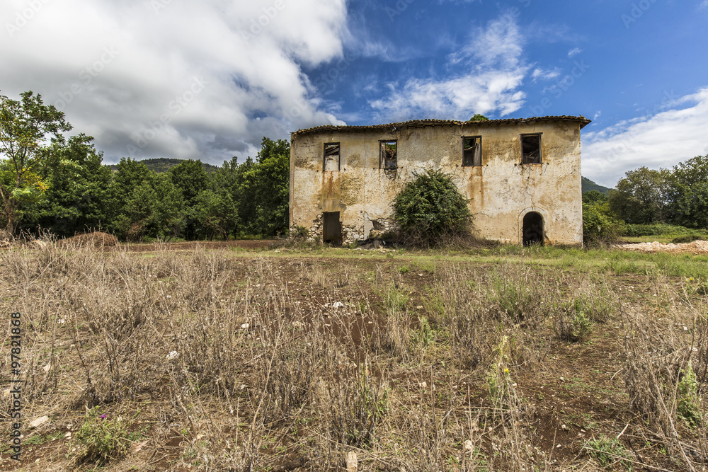 Foto de Stock Rudere di campagna | Adobe Stock
