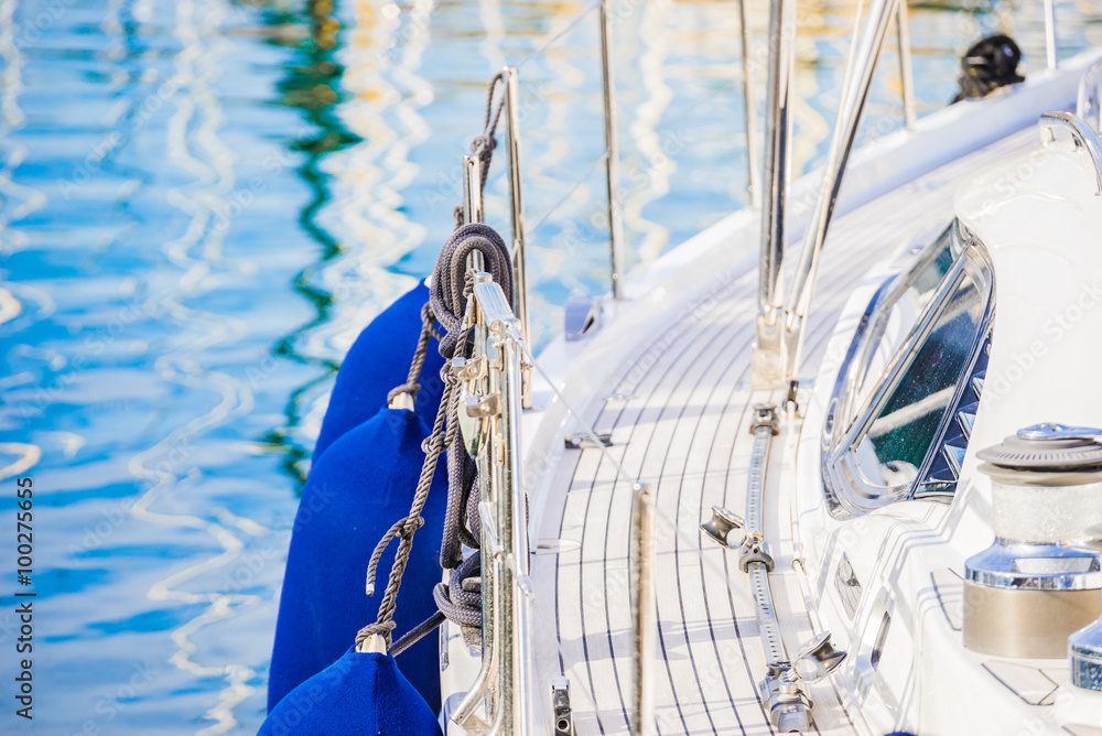 Stock-Foto „Luxus Segelboot Segelyacht Ankern “ | Adobe Stock