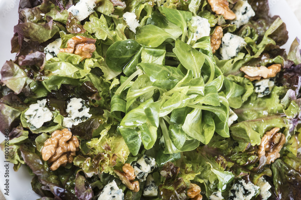 Ensalada de queso azul y nueces con rúcula lechuga hoja de roble y ...