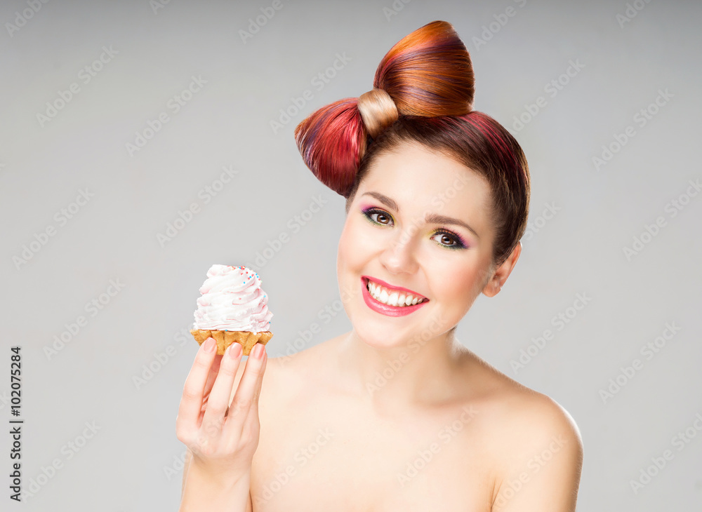 Beautiful woman with a bow haircut holding a cake on grey backgr Stock ...