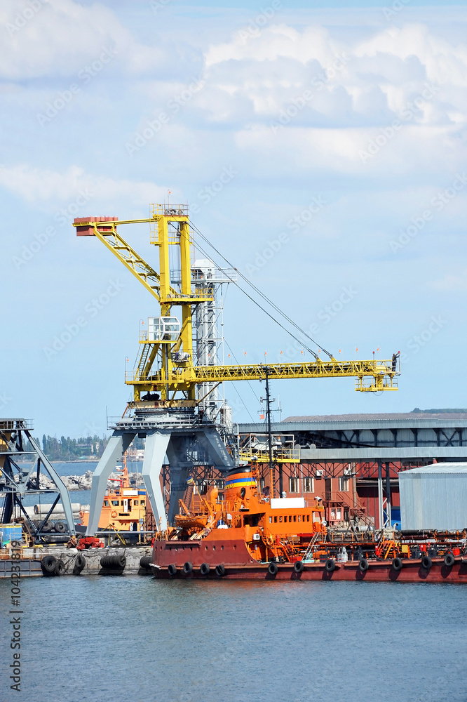 Foto de Stock Bunker ship (fuel replenishment tanker) under port crane ...