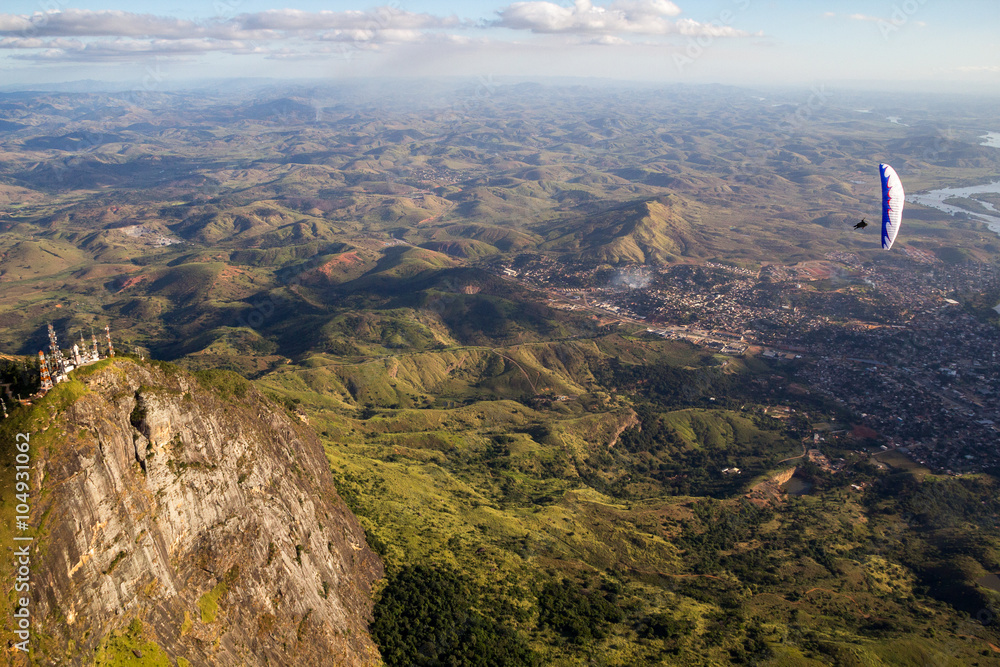 Paisagem aérea em Governador Valadares com Paraglider e pico do ...