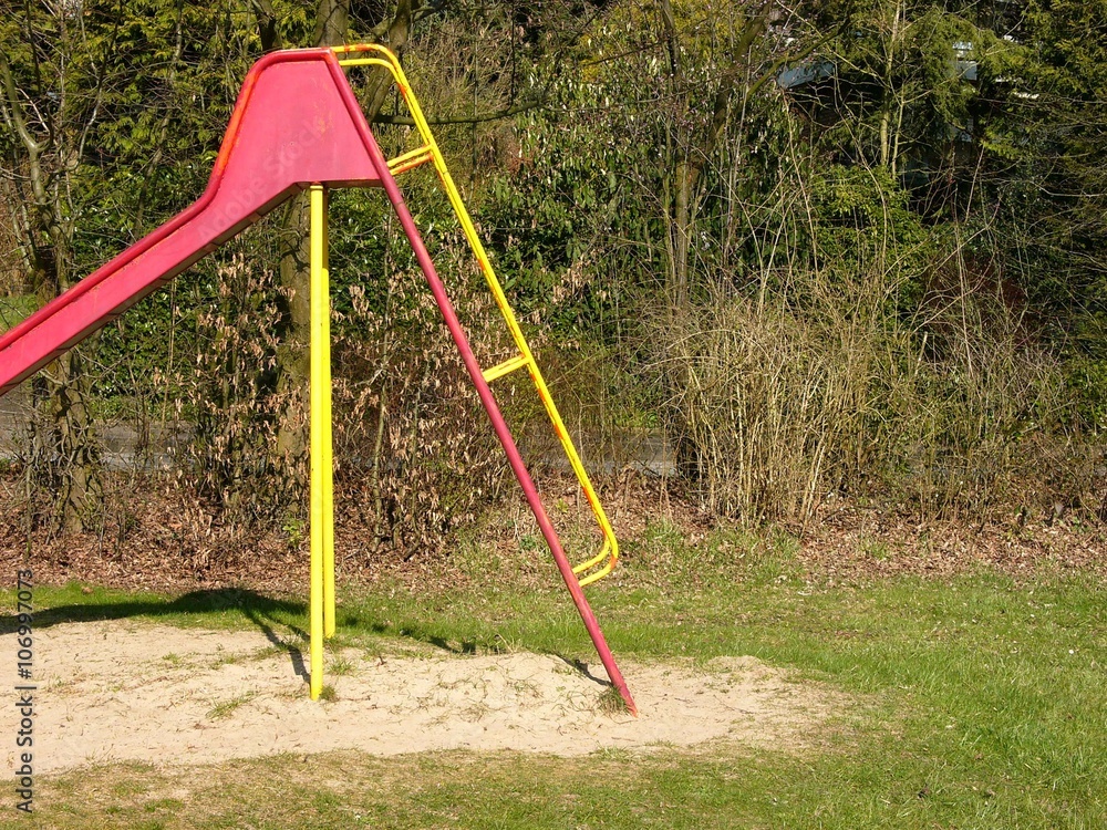 Foto de Stock Kinderspielplatz mit Rutschbahn in Rot und Gelb bei ...