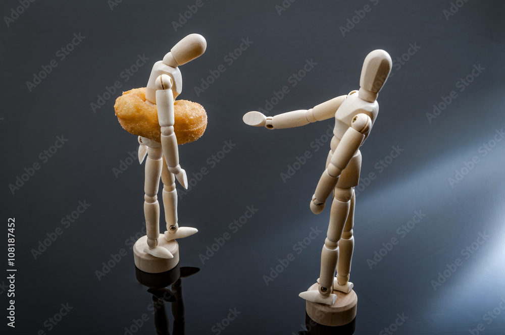 Foto Two human shaped figurines one portrayed as overweight because of ...