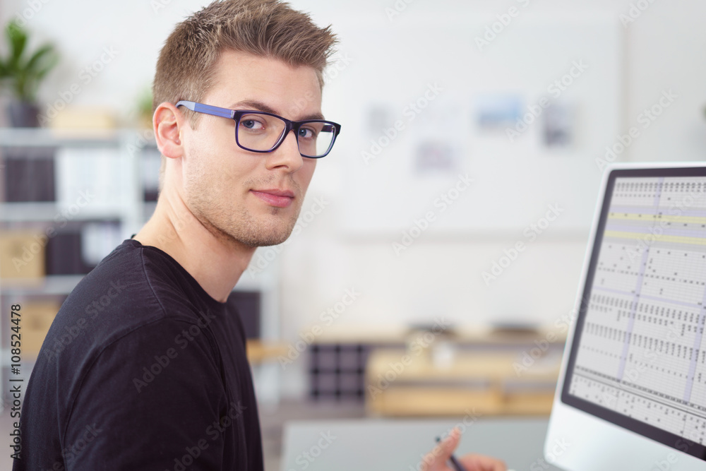Stock-Foto „mann arbeitet am computer“ | Adobe Stock