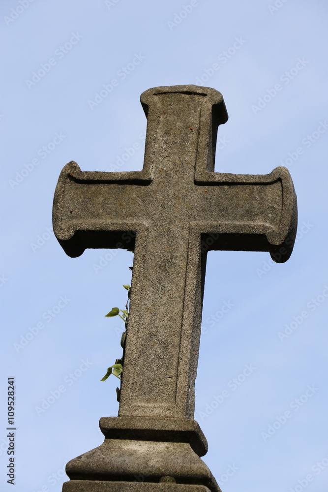 Croix d'une tombe du cimetière du Père Lachaise à Paris Stock Photo ...