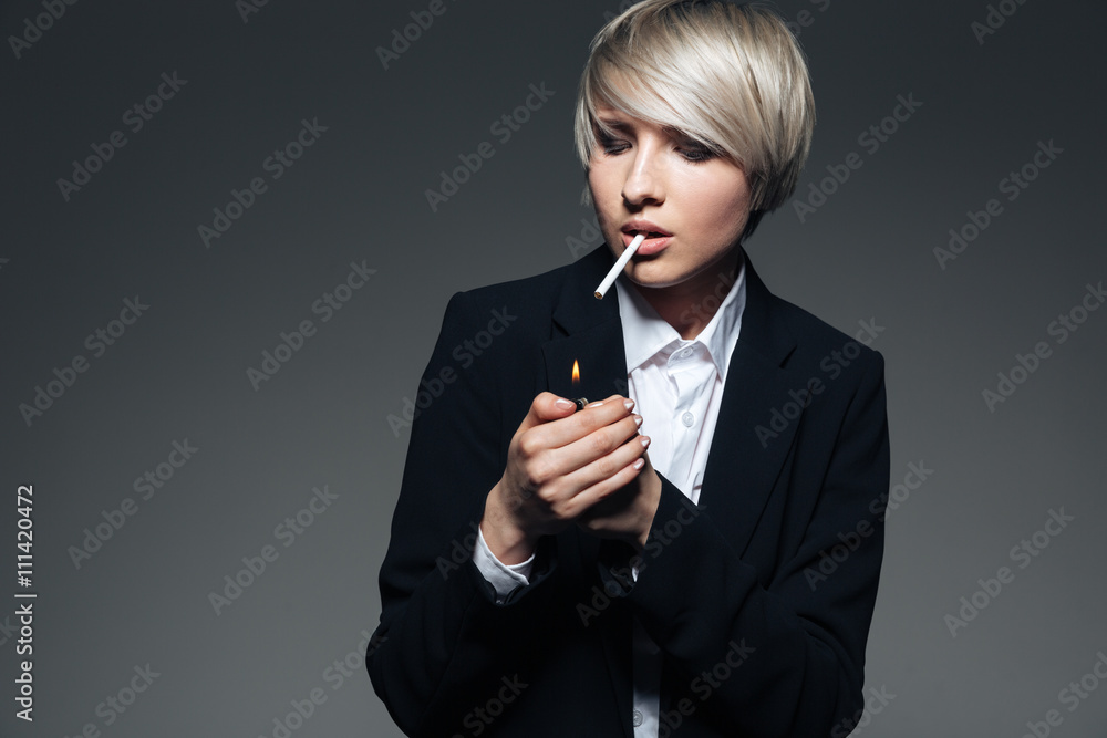 Foto de Stock Fashion woman smoking | Adobe Stock