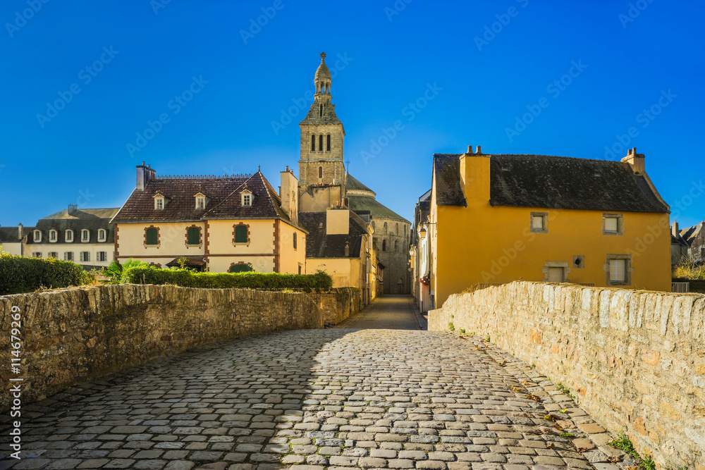 La ville de Quimperlé en Bretagne avec l´ancienne Abbaye bénédictine de ...
