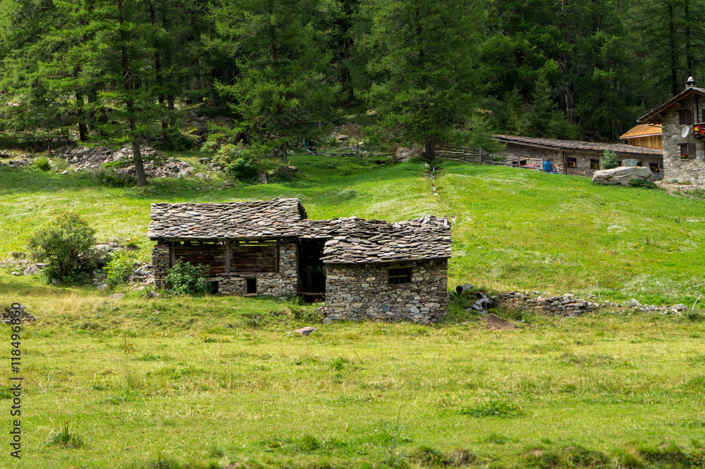 Panorama di montagna, casolare montano, vecchie case su sentiero di ...