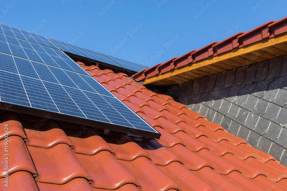 Stock-Foto „Solarmodul auf dem Dach“ | Adobe Stock