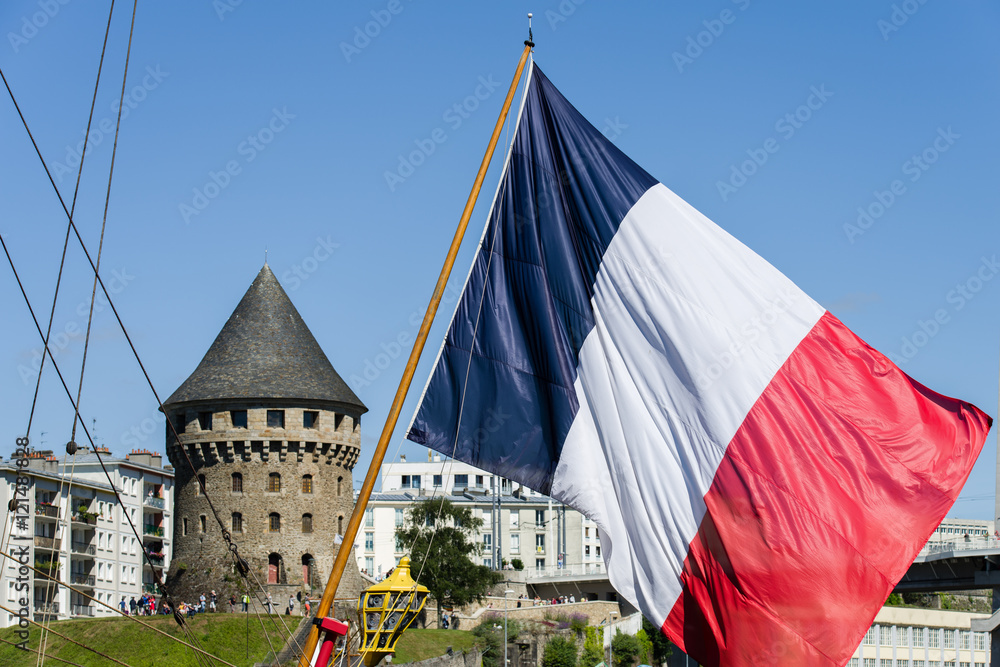 Drapeau Français devant la tour Tanguy de Brest Stock Photo | Adobe Stock