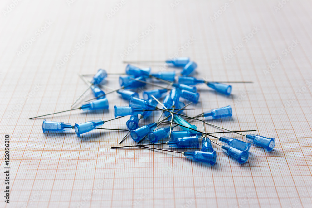 Stock-Foto „Random pile of medical needles“ | Adobe Stock
