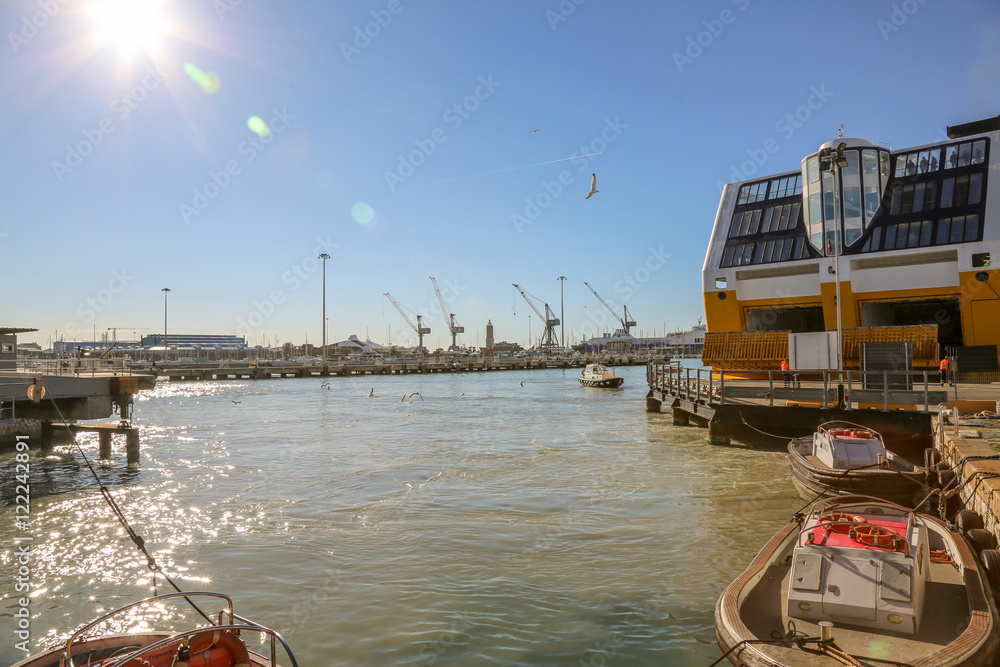 Italien, Toscana, Riviera, Livorno, Hafen, Seehafen, Fähren, Schiffe, Boote, Motorbote, Fähre ...