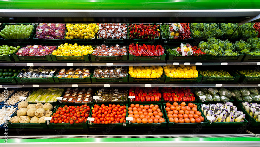 Foto de Stock Realize the products in the supermarket | Adobe Stock