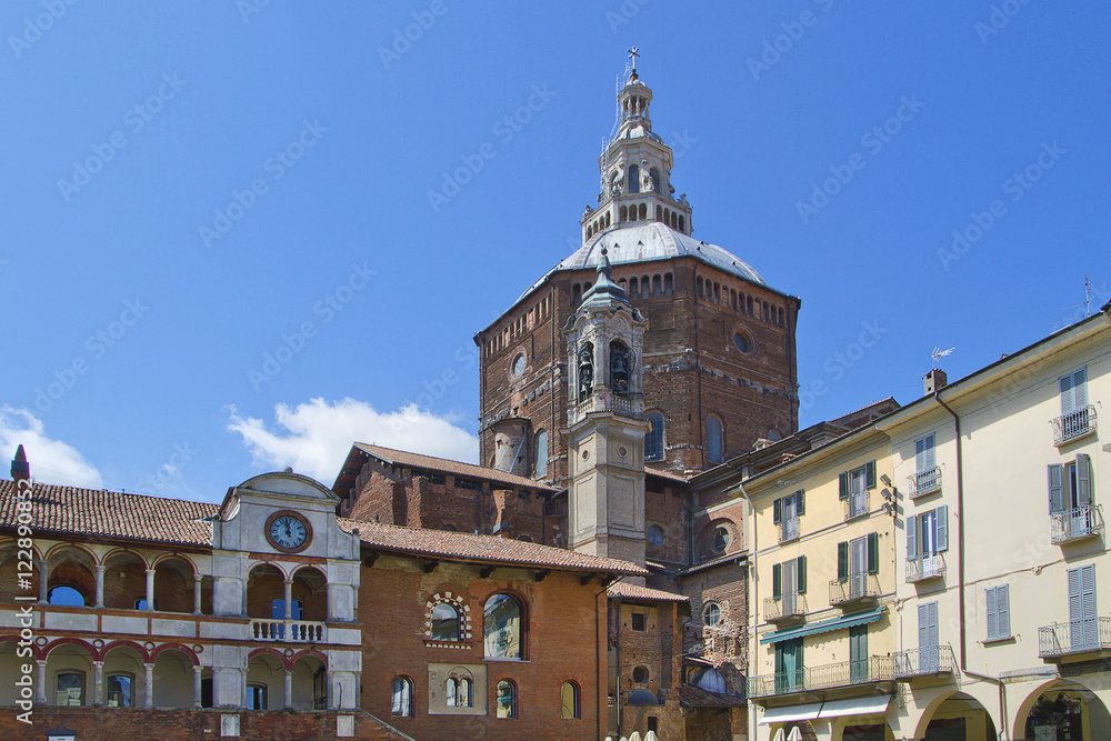 pavia palazzo broletto e cupola duomo cattedrale Santo Stefano e Santa ...