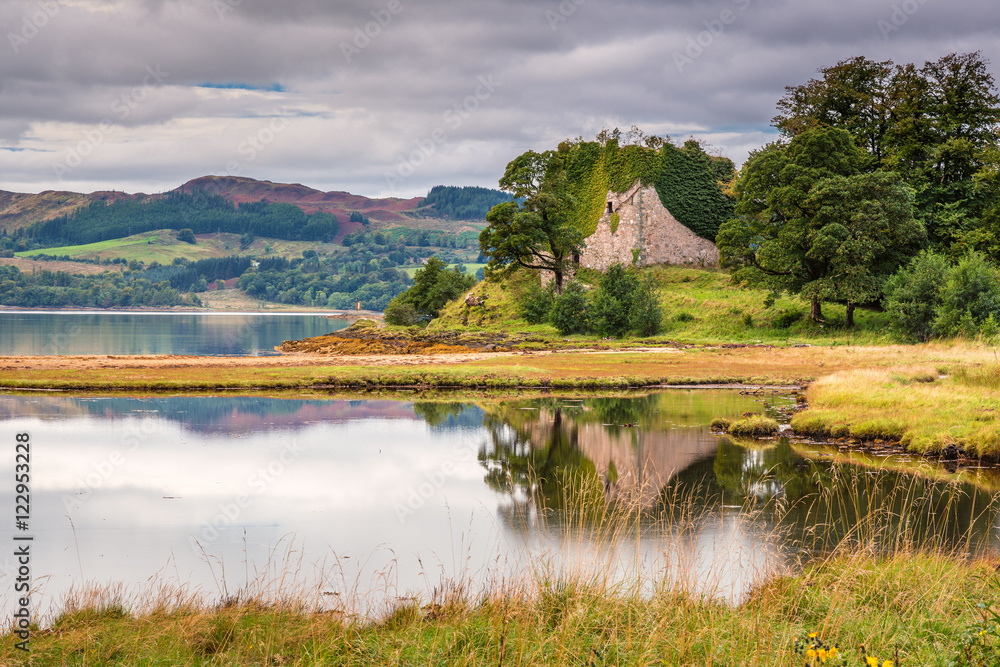 Castle Lachlan in Lachlan Bay, located on the eastern shore of Loch ...