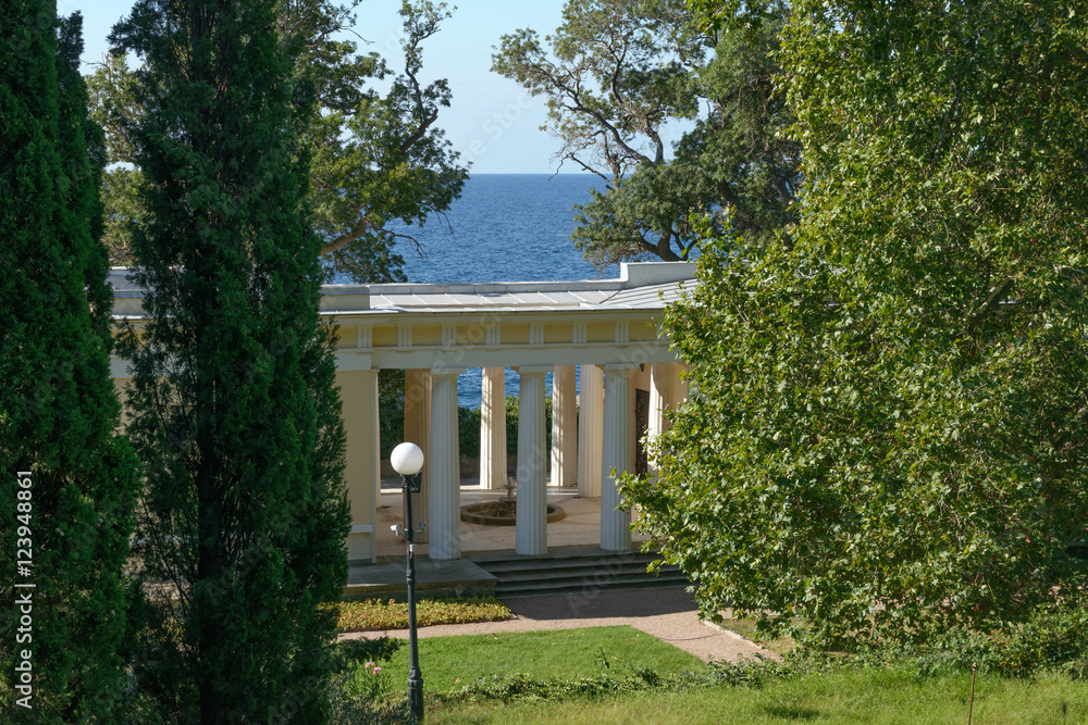 Portico of Doric order among trees in park near sea. の Stock フォト ...