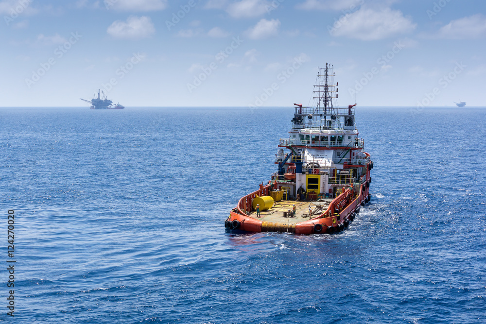 Foto de Stock Offshore crew handling anchors on deck tugboat during ...