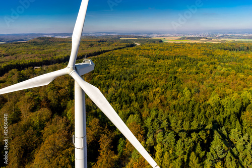 Windrad am Wald Luftbild – kaufen Sie dieses Foto und finden Sie ...