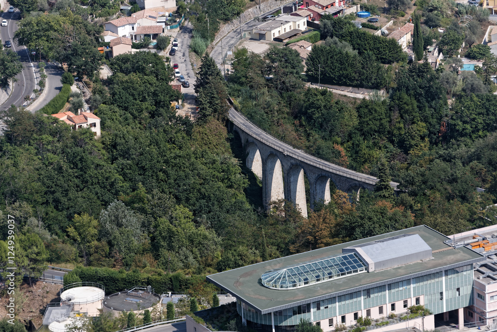 Viaduc de Riou de Gourdon et usine de parfum vus des hauteurs du ...