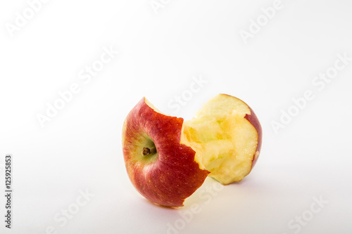 roter saftiger Apfel angebissen Stock-Foto | Adobe Stock