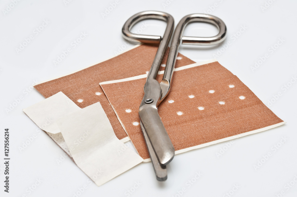 Stock-Foto „Pflaster, Verbandsrolle und Schere“ | Adobe Stock