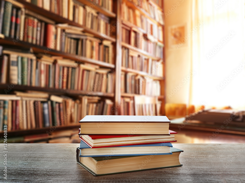 Foto Stack of books on table at library do Stock | Adobe Stock