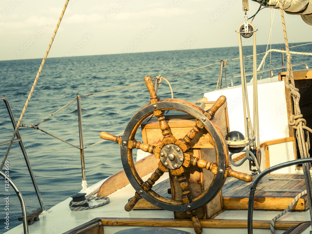 Stock-Foto „Steering wheel on the old sailboat. Sea voyage of the ...