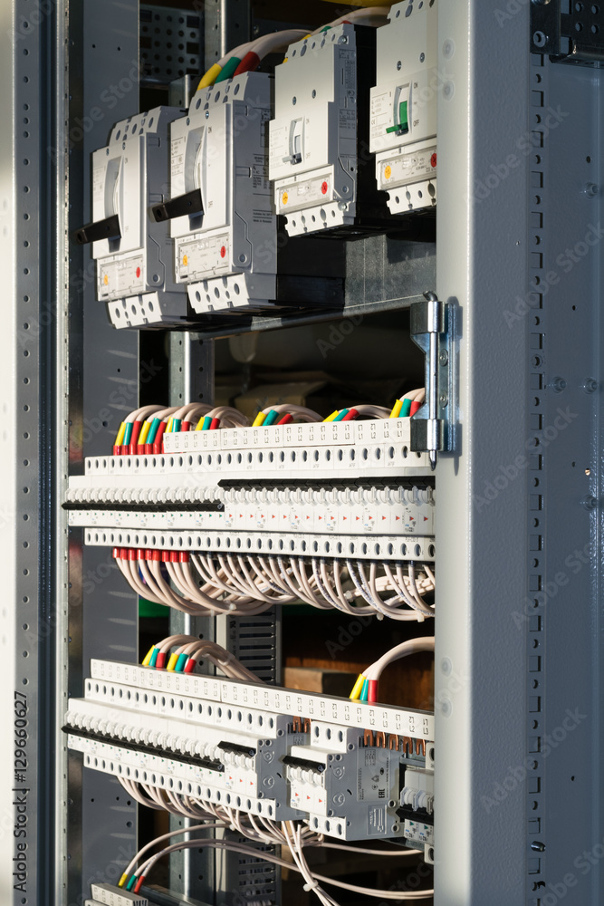 Connecting cables with cable lugs to circuit breakers in the electrical ...