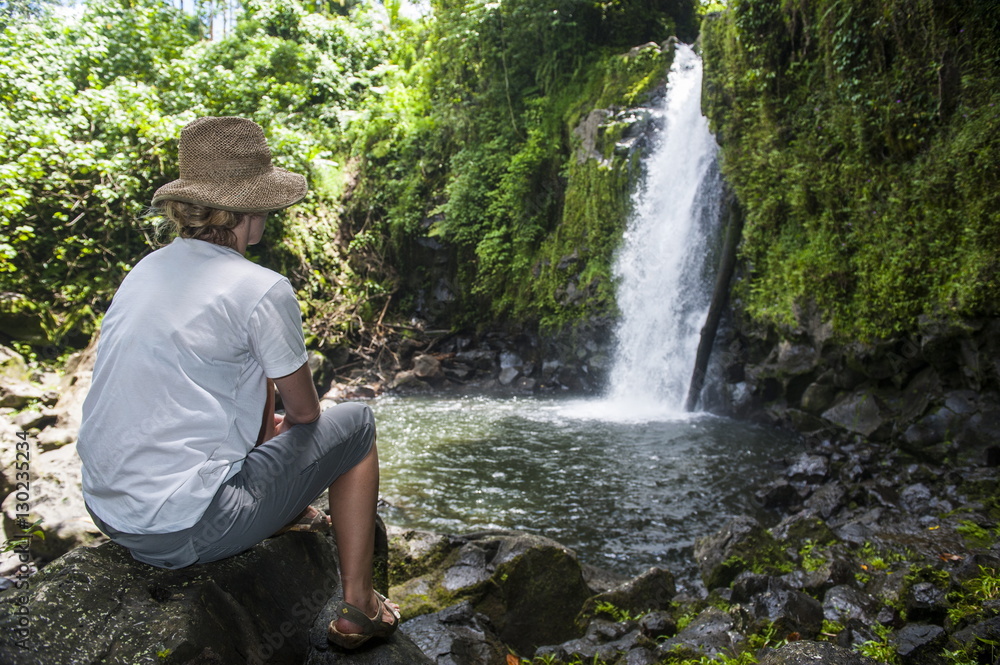 Photo Stock Woman looking at the Nikotoapw waterfall, Pohnpei (Ponape ...