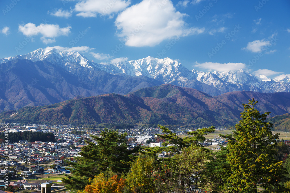 日本長野県大町市から望む日本アルプス / Japan Alps from Omachi, Nagano Prefecture の Stock ...