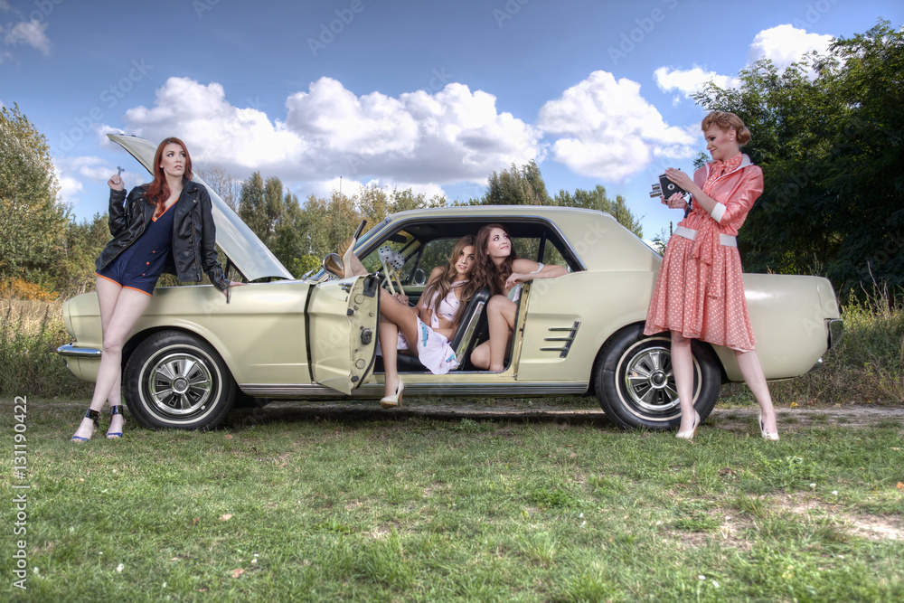 Foto de Stock 4 Frauen in Pin up retro / Vintage Fashion posieren an ...