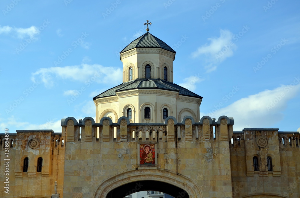 Foto de Stock Entry gate of Holy Trinity Cathedral of Tbilisi commonly ...