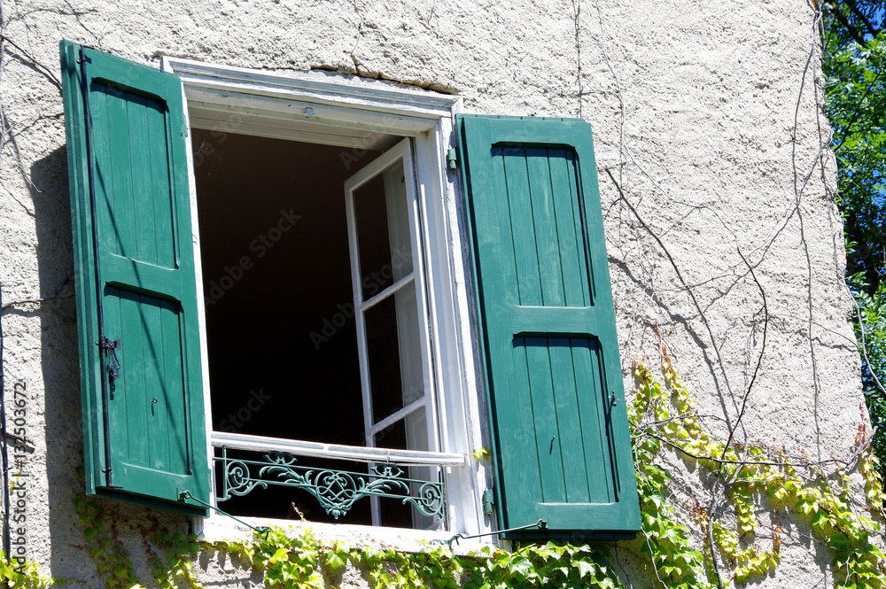 Photo Stock fenêtre et volets ouvert sur une façade de maison | Adobe Stock