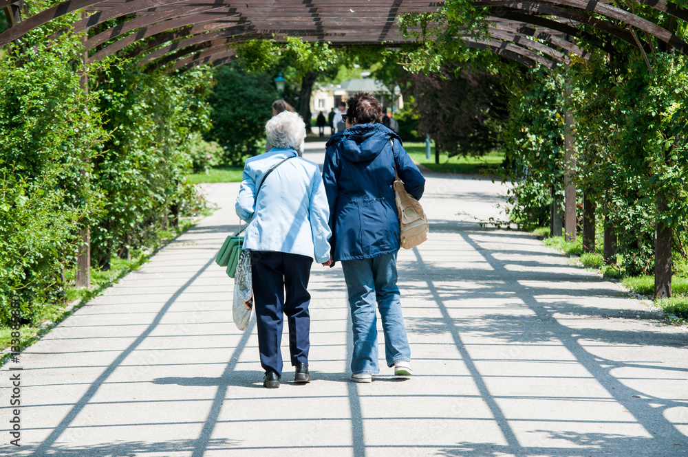 Zwei alte Damen beim Spaziergang Stock Photo | Adobe Stock