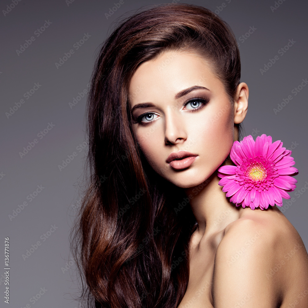 Foto de Stock Portrait of beautiful young woman with long brown hair ...