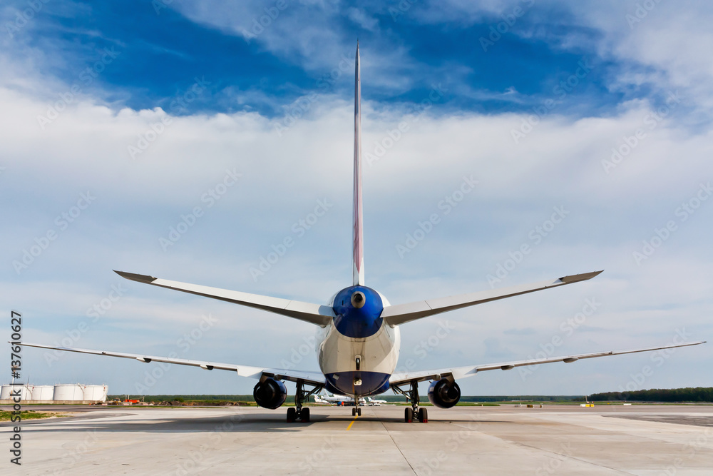 Stock-Foto „Back view of plane. Long-haul aircraft. Ready to takeoff on ...