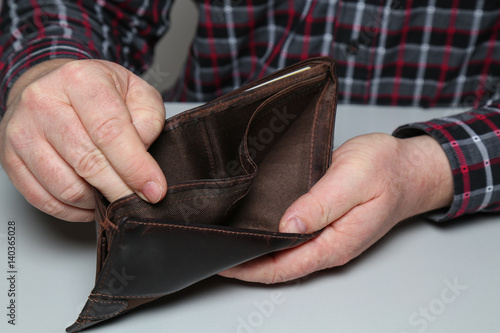 leeres Portemonnaie arm zahlungsunfähig foto de Stock | Adobe Stock