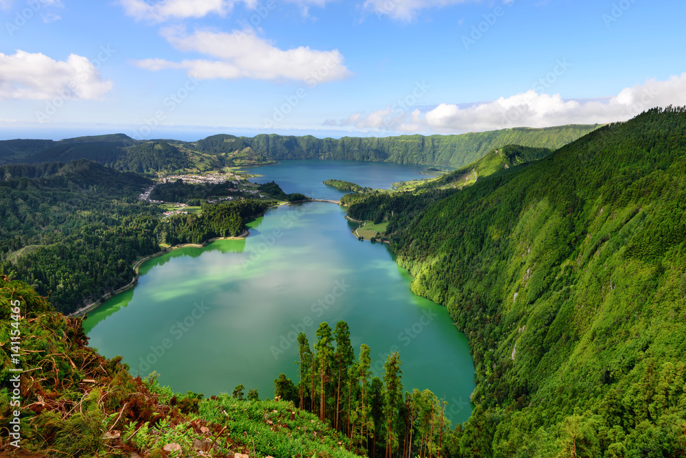 Maravilhosa Lagoa das Sete Cidades nos Açores. Paisagem natural de lago ...