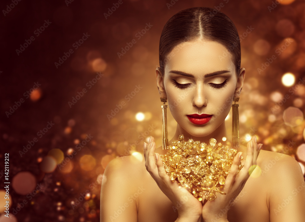 Fashion Model Holding Gold Jewelry in Hands, Woman Golden Beauty ...