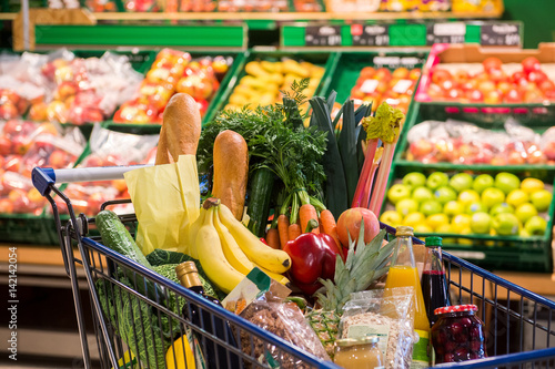 Einkaufswagen voller Einkäufe in einem Supermarkt Stock 写真 | Adobe Stock