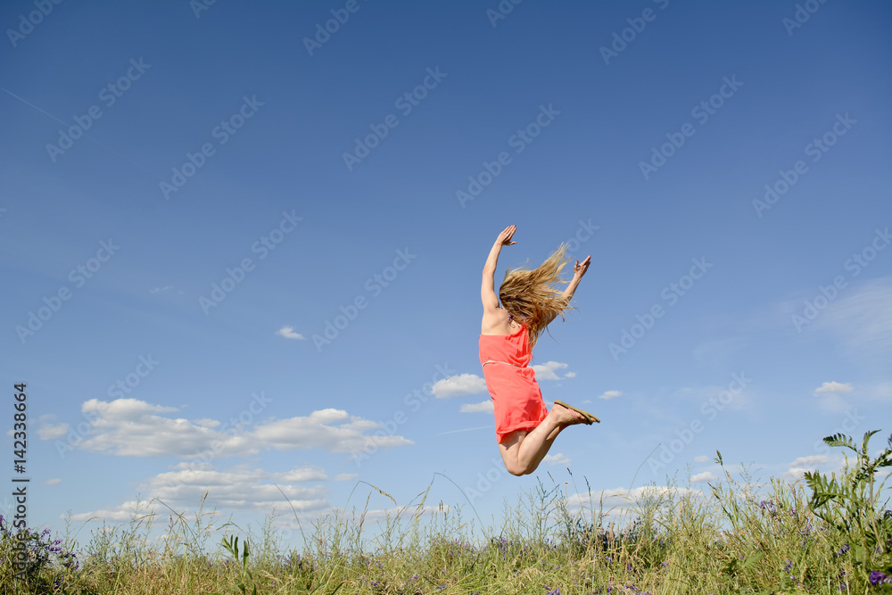 Stock-Foto „Frau macht Freudensprung“ | Adobe Stock