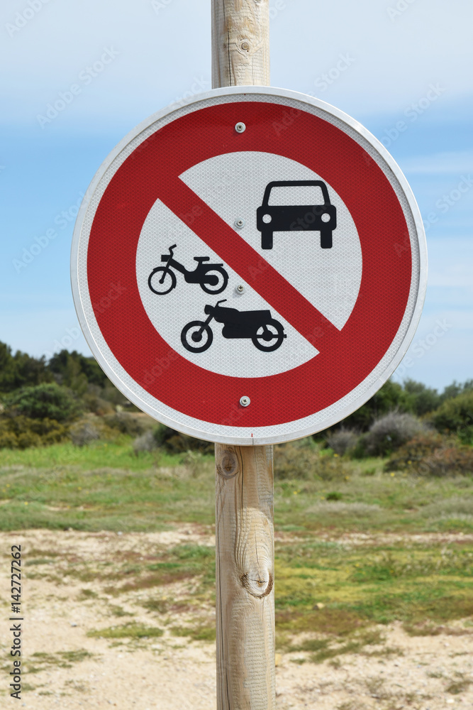 Panneau interdit aux véhicules à moteur Stock Photo | Adobe Stock