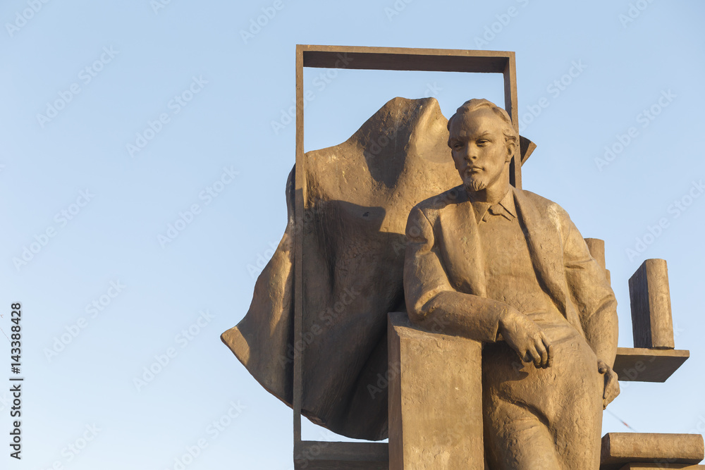 Monument to Vladimir Lenin near the Samara regional museum of local ...