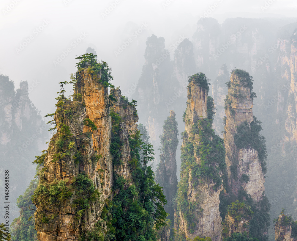 ภาพถ่าย Stock Rock column mountain (Avatar rocks). Zhangjiajie National ...