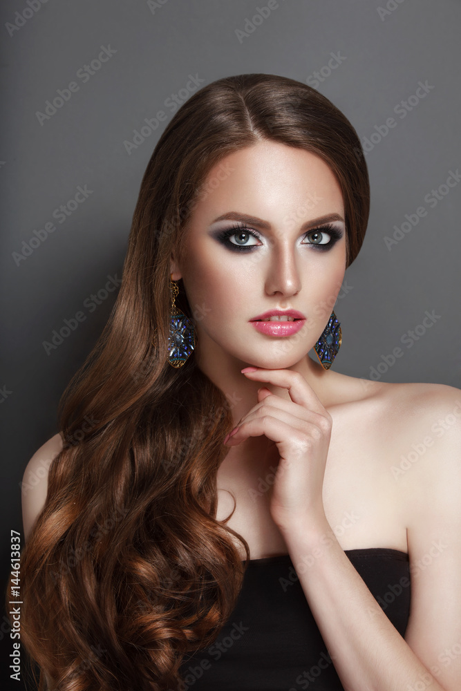 High Fashion Beauty Model Girl en face view with long curly curve ...