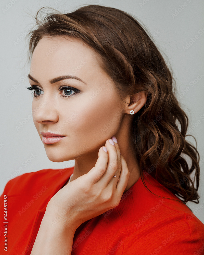 Fashion portrait of an attractive woman, turned half-profile, close-up ...