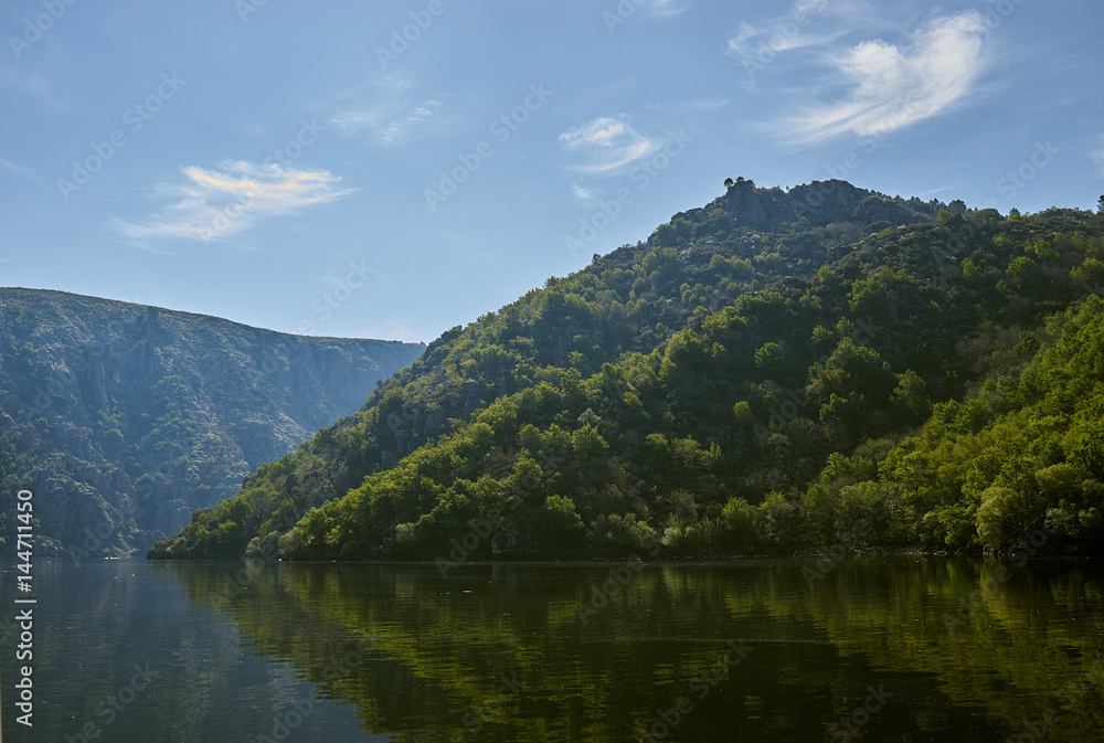 Vistas de los cañones del Sil desde un barco Stock Photo | Adobe Stock