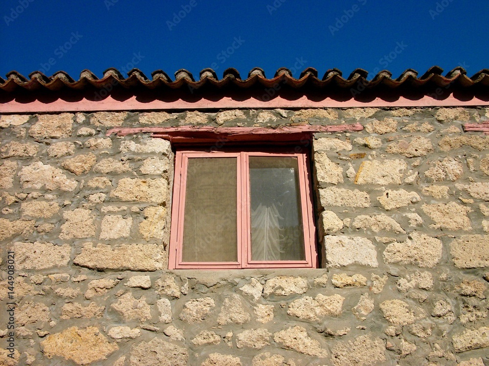 Foto Fenster mit rosa Fensterrahmen in einer Fassade aus Naturstein in ...