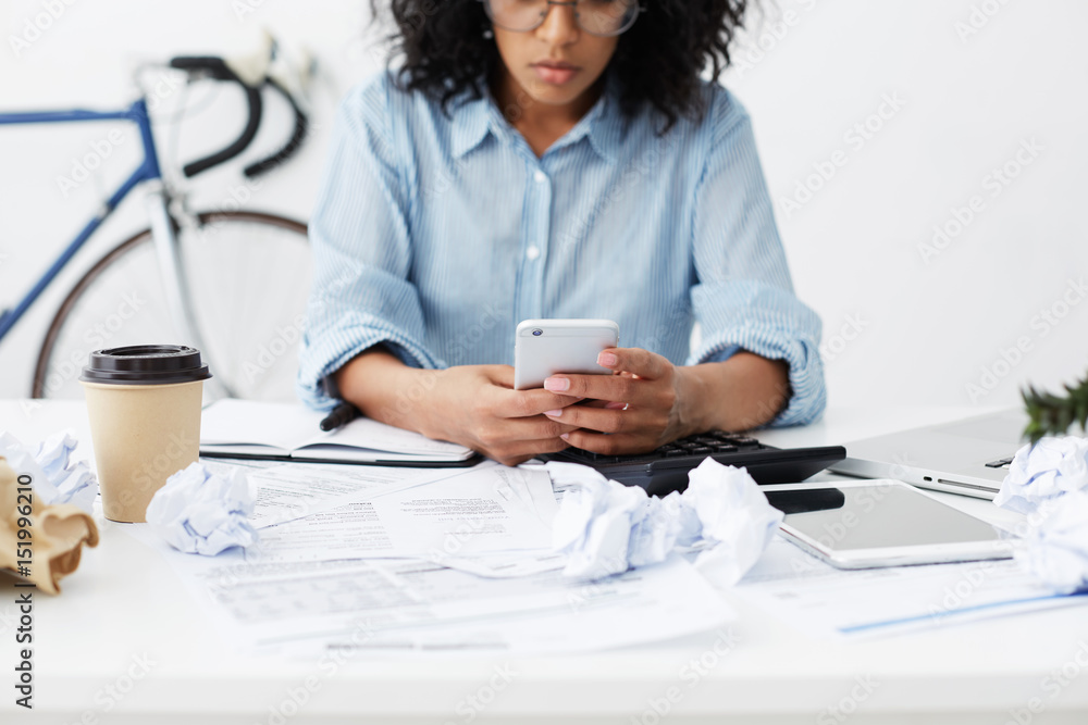 Stock-Foto „Cropped view of female office worker messaging online, using smart phone while ...